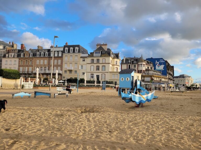 Que faire à Trouville, la Reine des Plages de la côte normande ...