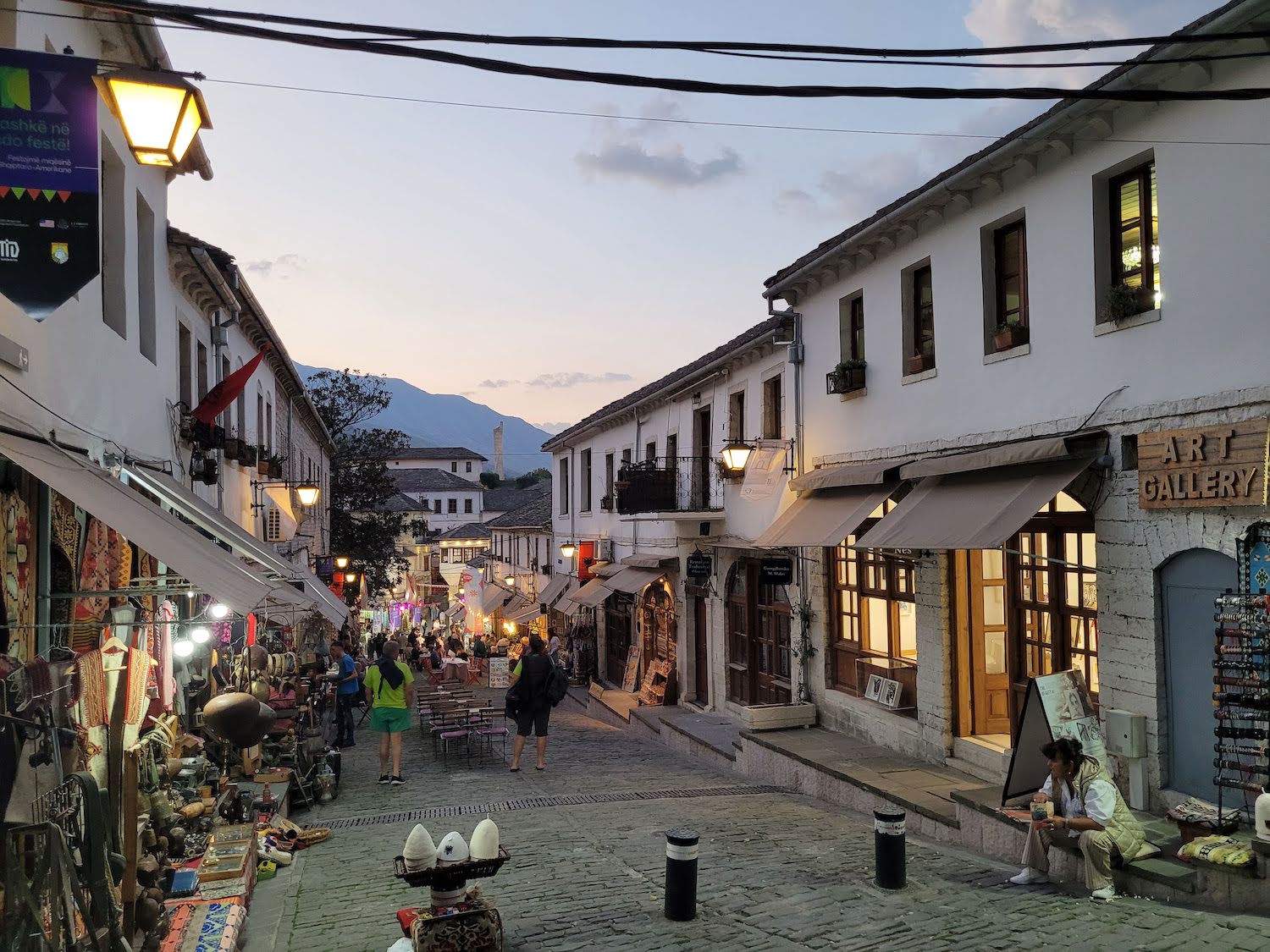 Visiter la ville perchée de Gjirokastër en Albanie - Nomad Turtles
