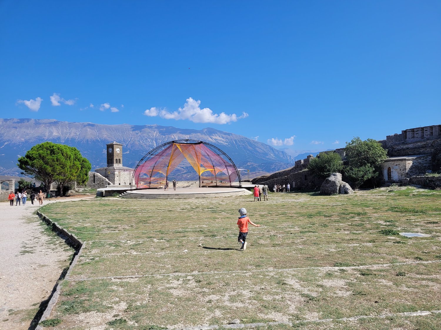 Visiter la ville perchée de Gjirokastër en Albanie - Nomad Turtles