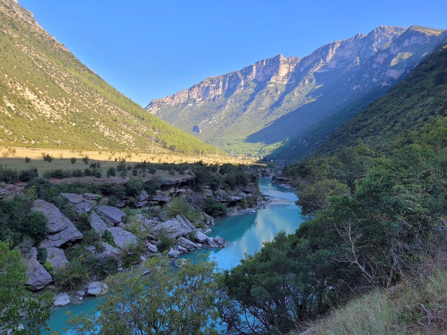 Visiter la ville perchée de Gjirokastër en Albanie - Nomad Turtles