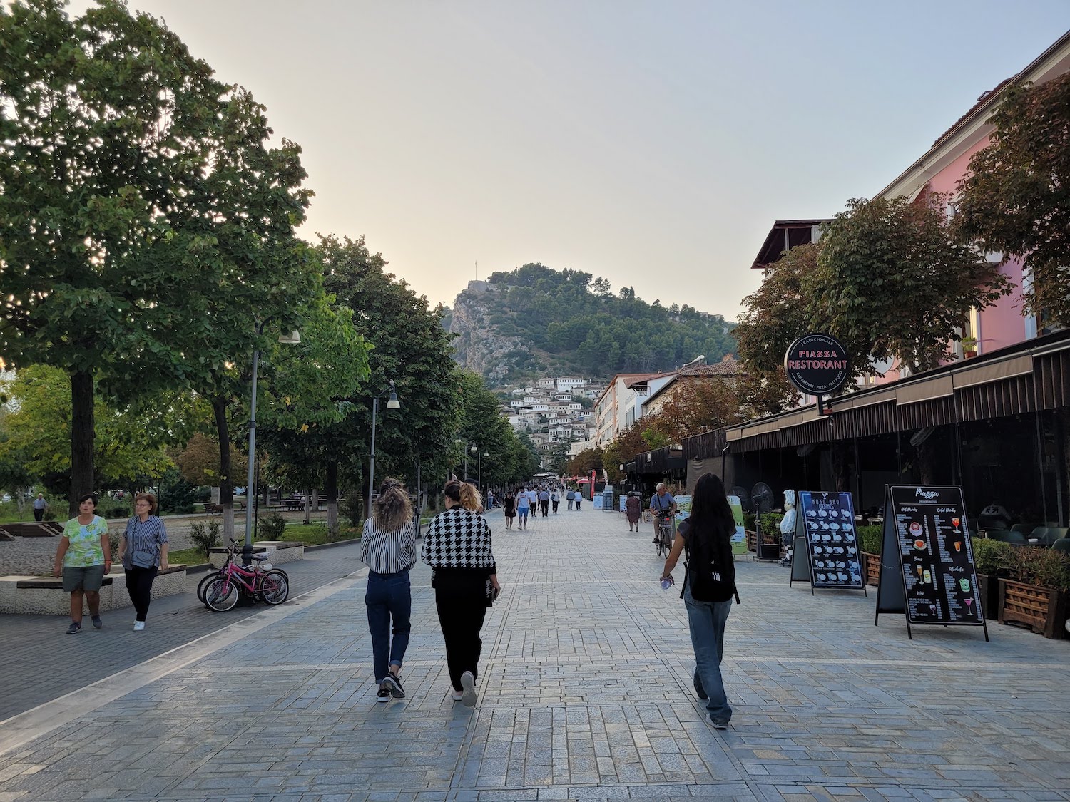 Visiter Berat, la ville aux mille fenêtres en Albanie - Nomad Turtles
