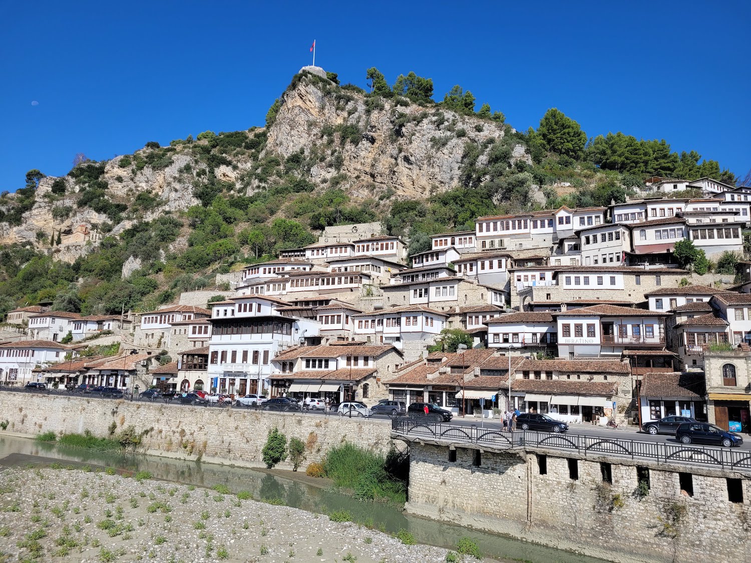 Visiter Berat, la ville aux mille fenêtres en Albanie - Nomad Turtles